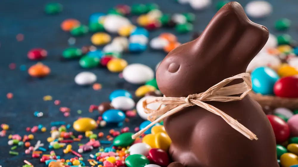 Conejito de Pascua de chocolate con dulces