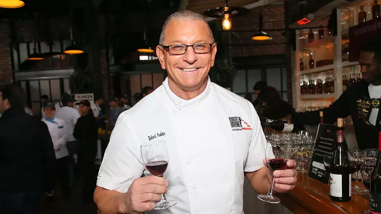 Robert Irvine se usmívá do kamery