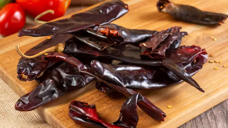 Ớt guajillo khô trên thớt