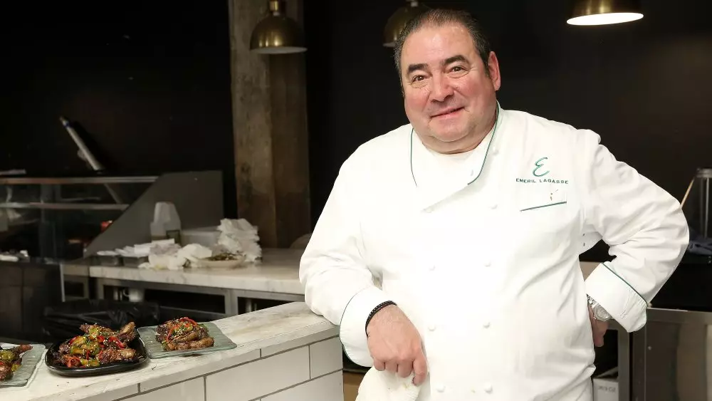 Emeril Lagasse en la kuirejo