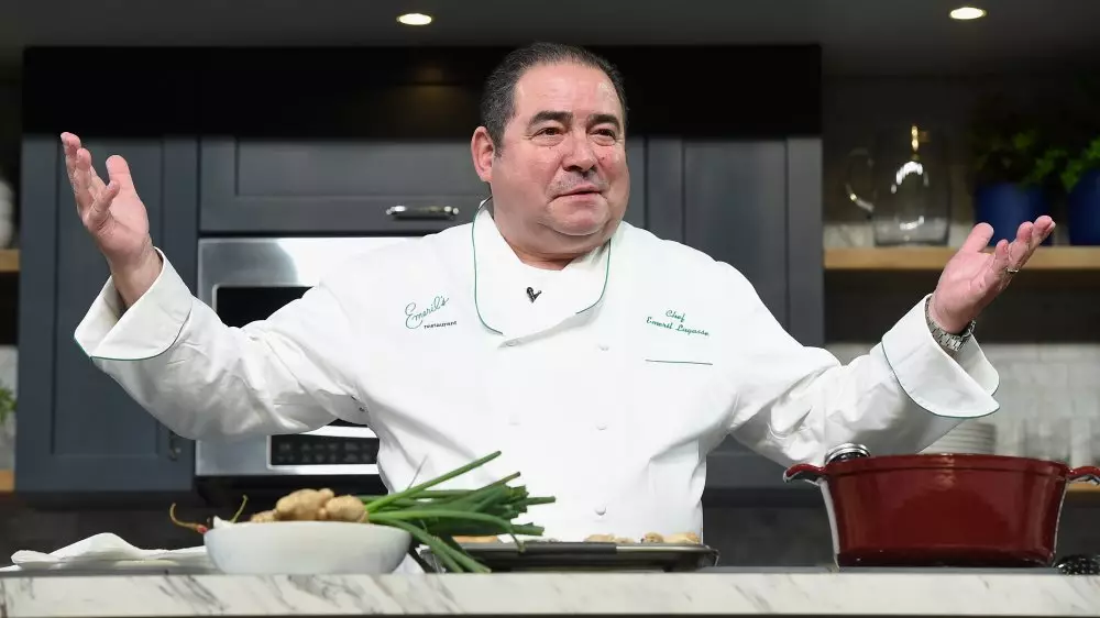 Emeril Lagasse mətbəxdə yemək bişirir