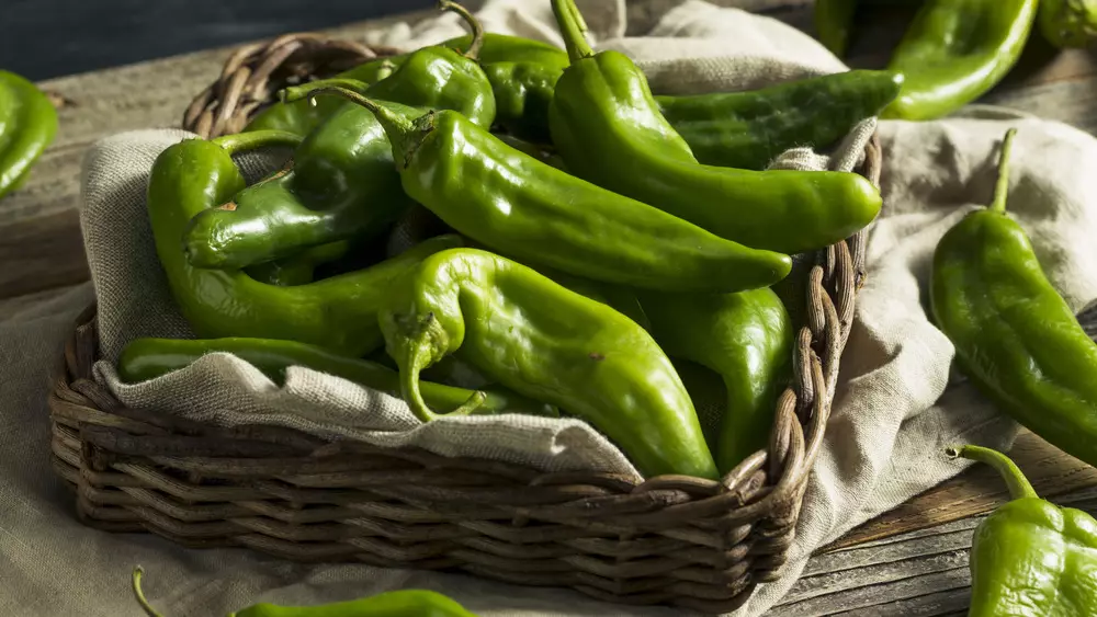 Broei groen chiles uit in 'n mandjie