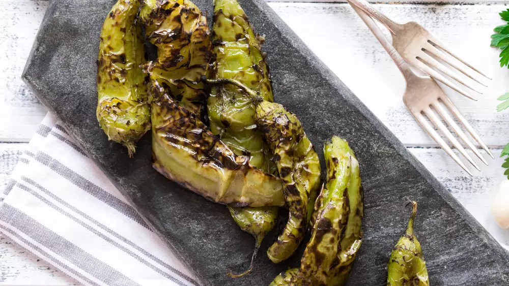 geroosterde Broei groen chiles op 'n opdienbord