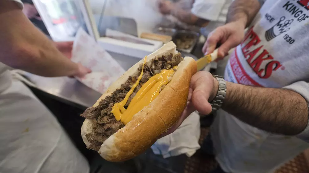 Pat se cheesesteak met whiz