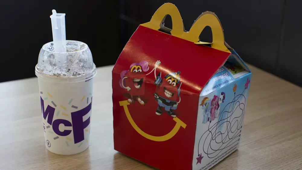 McDonald's McFlurry поруч із щасливою їжею