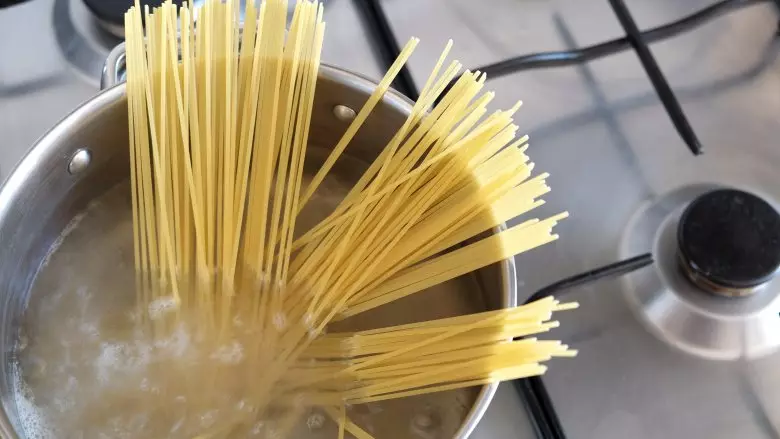 Berapa Banyak Garam Yang Anda Perlukan Untuk Air Pasta?