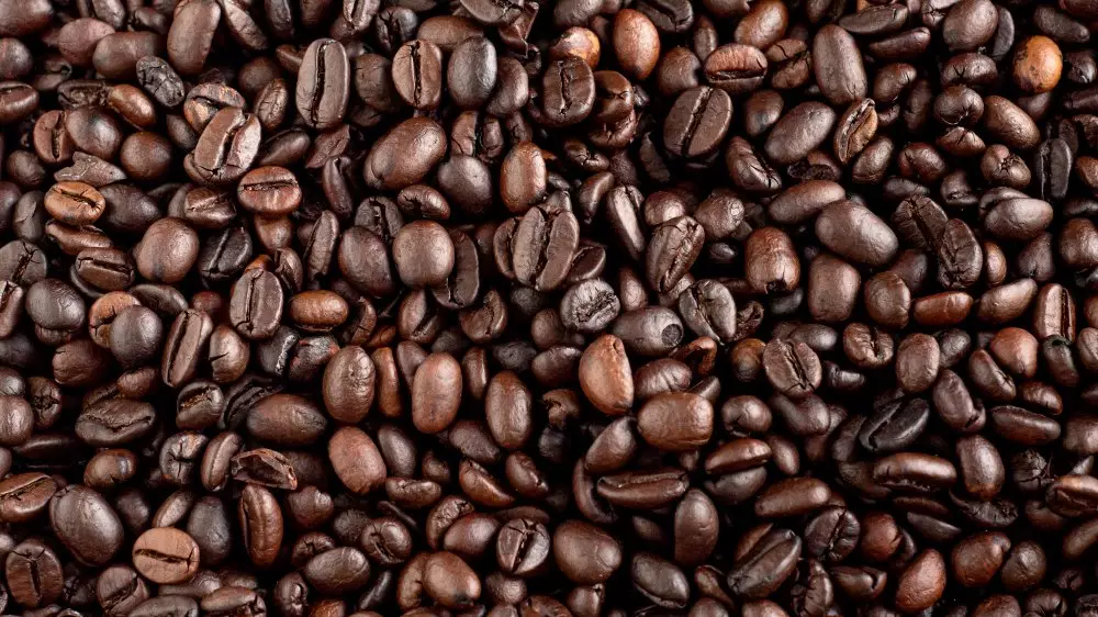 કોફી બીન્સ જે તેલથી ચમકદાર હોય છે