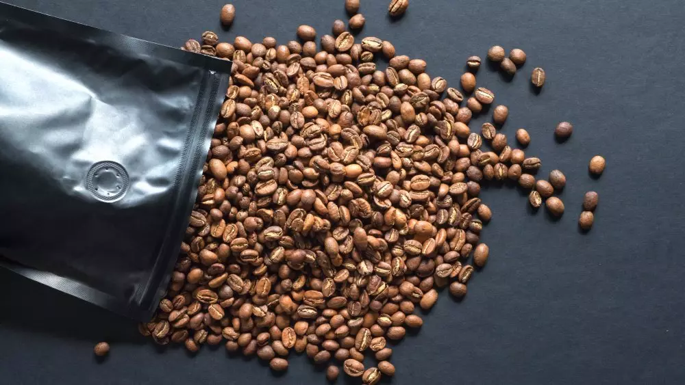バルブ付きの袋からこぼれるコーヒー豆