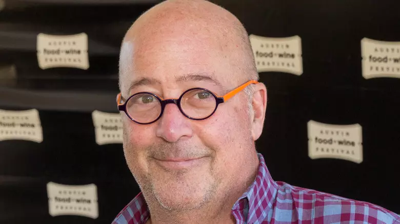 Andrew Zimmern ในชุดเสื้อเชิ้ตลายสก๊อต