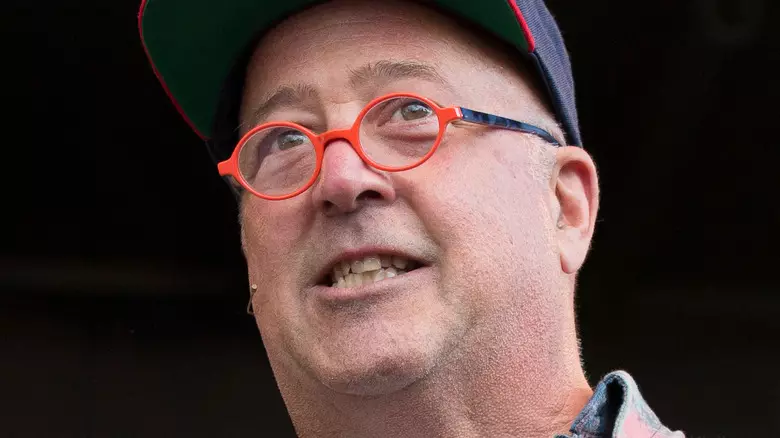 Andrew Zimmern pratar