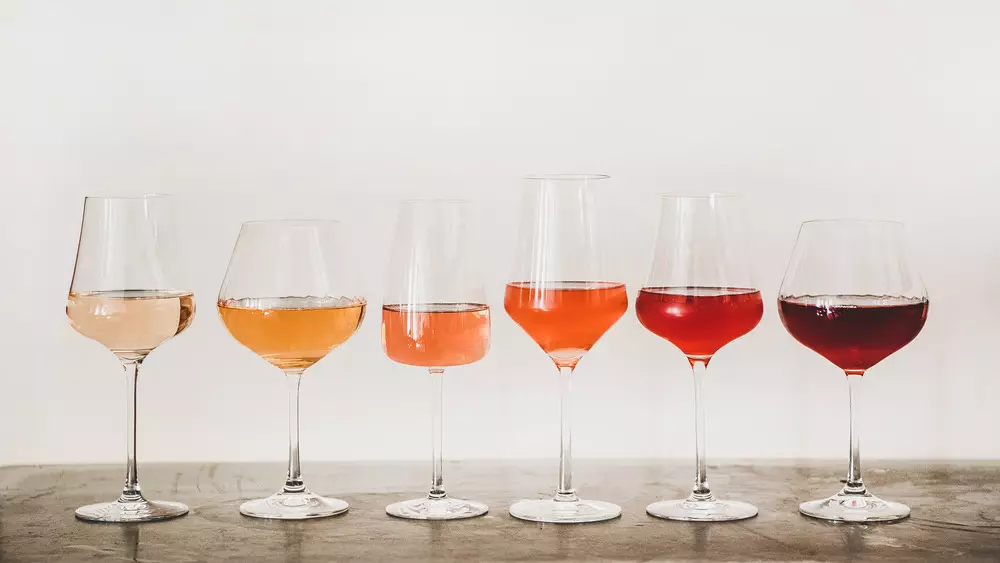 Rote, weiße und roséfarbene Weingläser