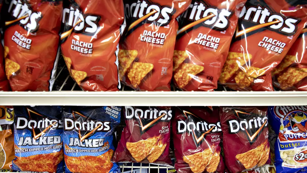 Awọn baagi ti Doritos lori awọn selifu itaja