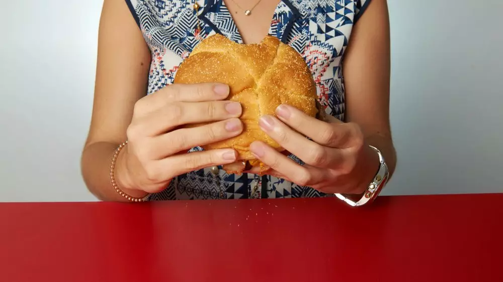 Una donna con in mano un hamburger di Wendy