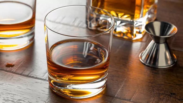 Bourbon en un vaso puro