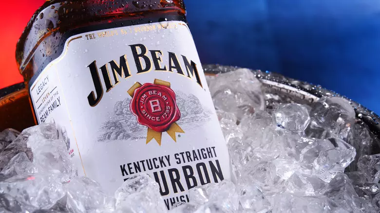 Botella de Jim Beam en hielo