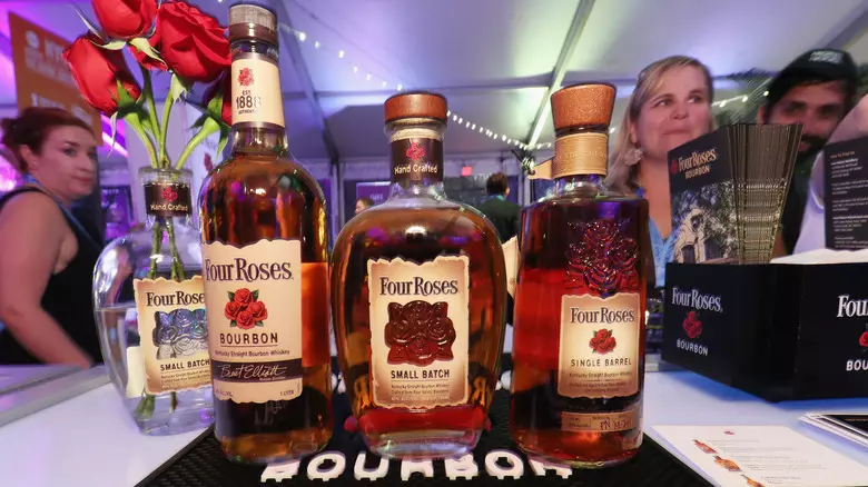 Four Roses bourbon botilak