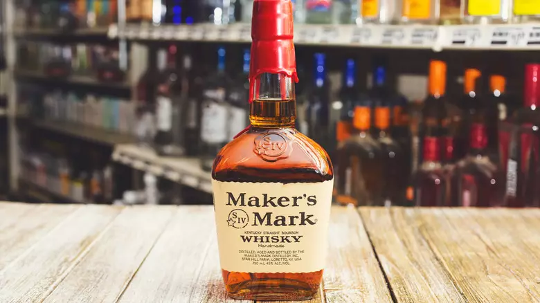 Fľaša značky Maker's Mark na drevenom stole