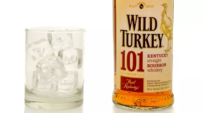 Бутилка Wild Turkey 101 и стъкло