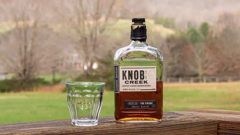 Bottle of Knob Creek dan latar belakang lanskap
