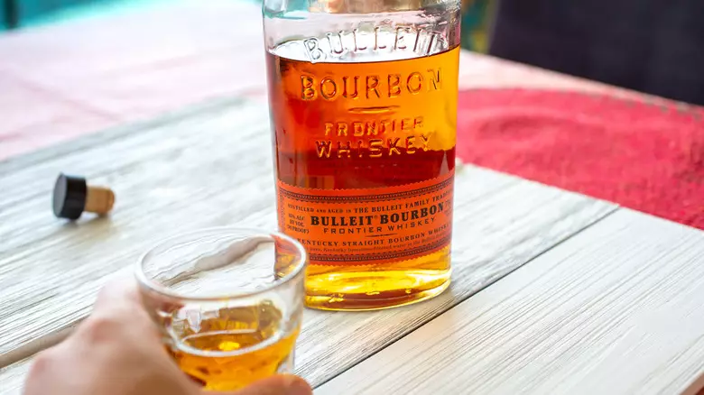 ขวด Bulleit Bourbon และแก้ว