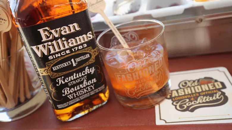 Cóctel de bourbon de Evan Williams