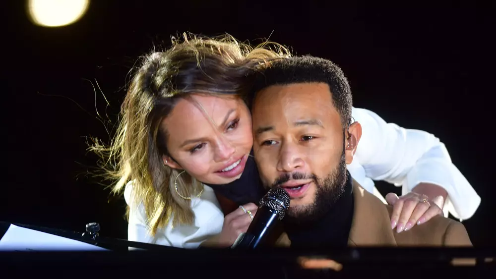 Chrissy Teigen na John Legend baririmba