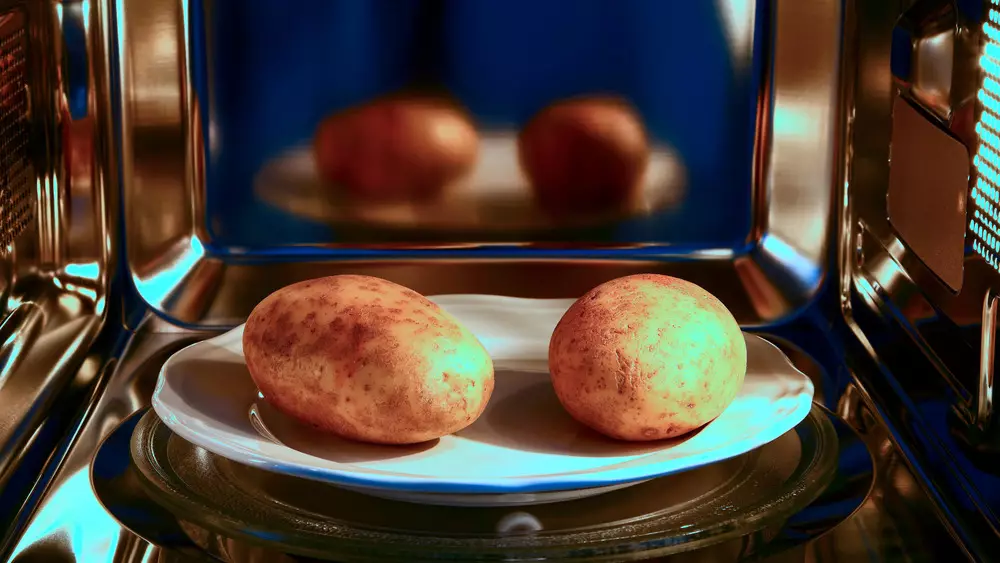 cocció de patates al forn al microones