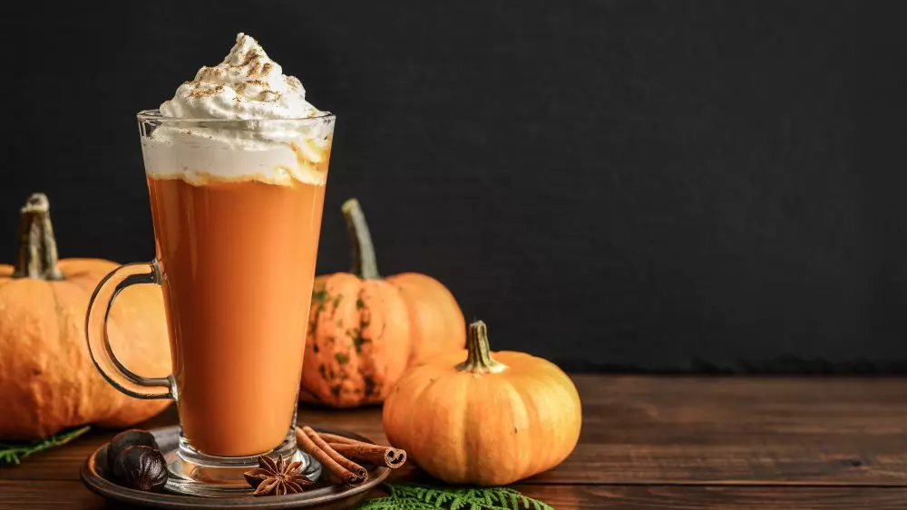 Kamoo Moqapi oa The Pumpkin Spice Latte a Ikutloang Hantle ka Leibole la 'Motheo'