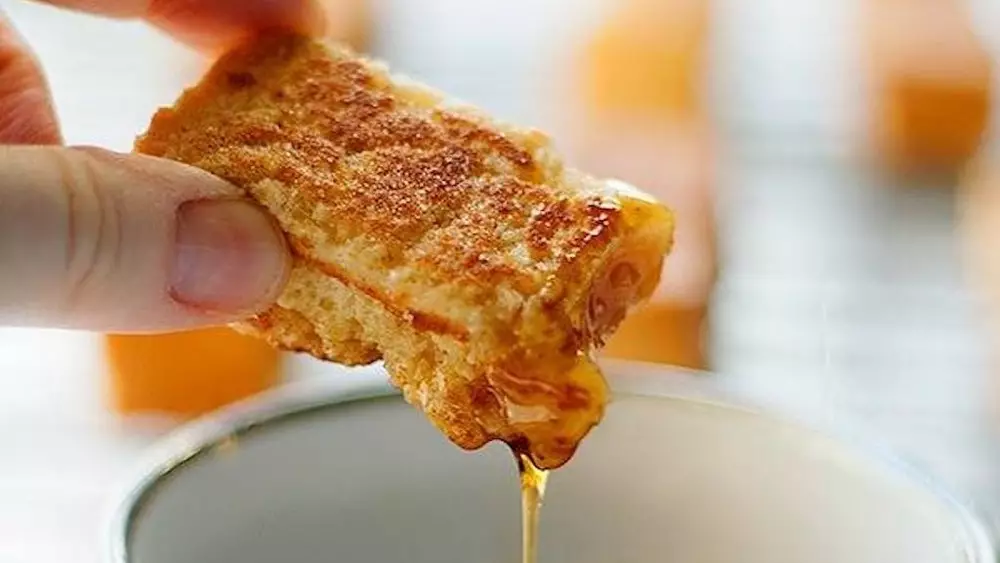 french toast stick na may syrup