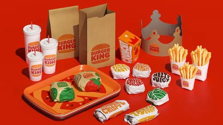 Diversaj produktoj de Burger King kun nova marko sur ruĝa fono