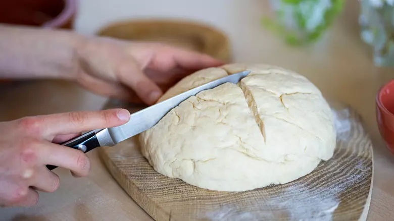 Dùng dao để chấm bột bánh mì Ailen Soda Bread