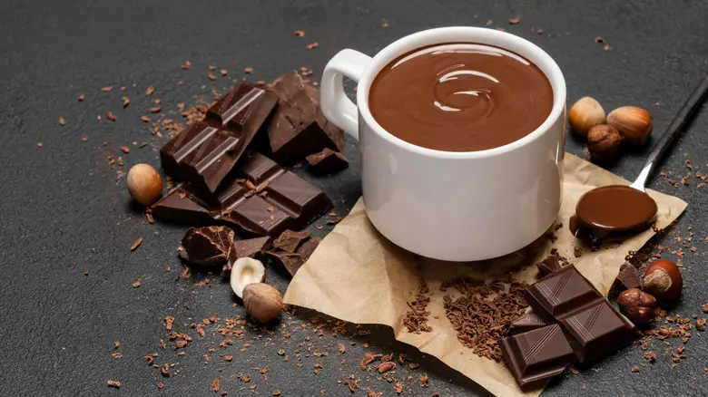 шоколади гарм, ки бо мураббаъҳои шоколад иҳота шудааст