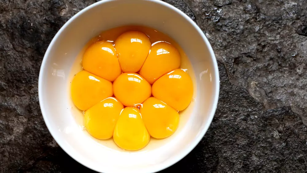 abọ kan ti o kún fun ẹyin yolks