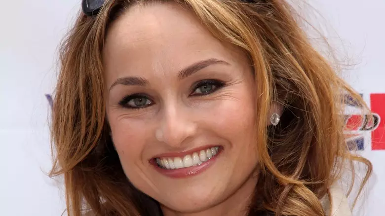 چمکیلی بالیاں کے ساتھ Giada De Laurentiis