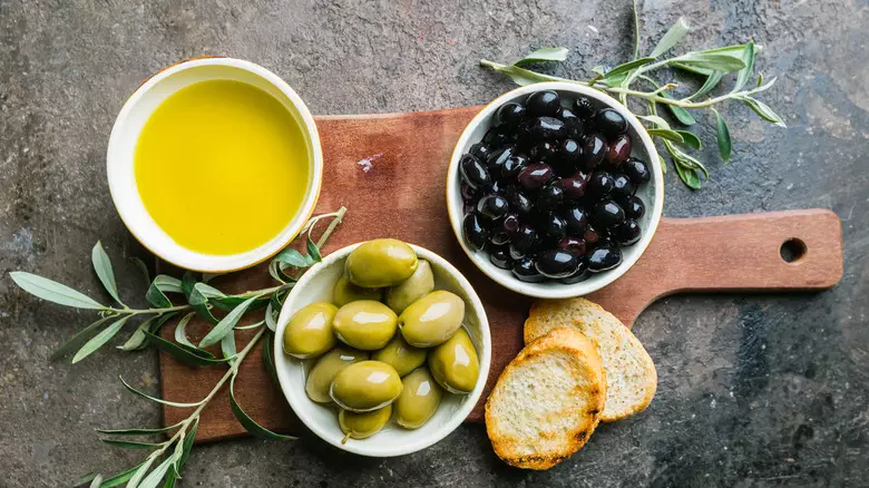 oli d'oliva amb diverses olives