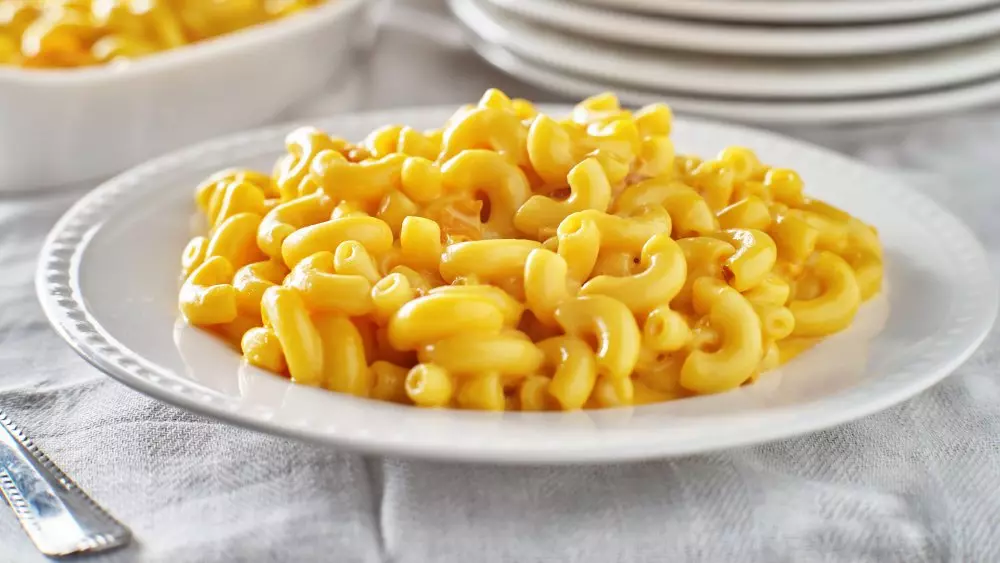 Macarrones e queixo nunha cunca sobre unha mesa