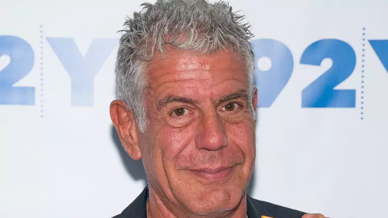 Nakangiti si Anthony Bourdain