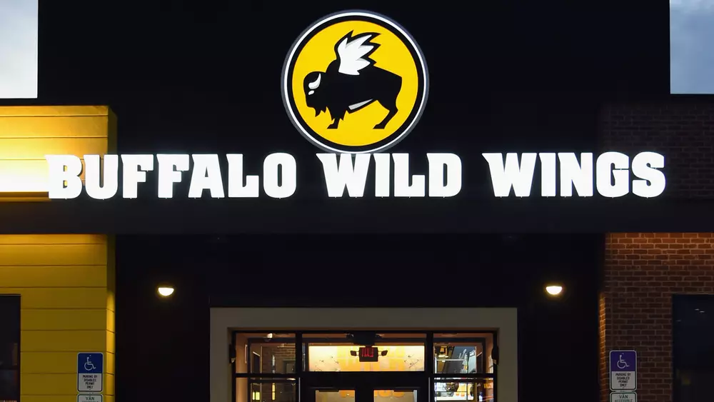 Fyrir utan Buffalo Wild Wings innstungu