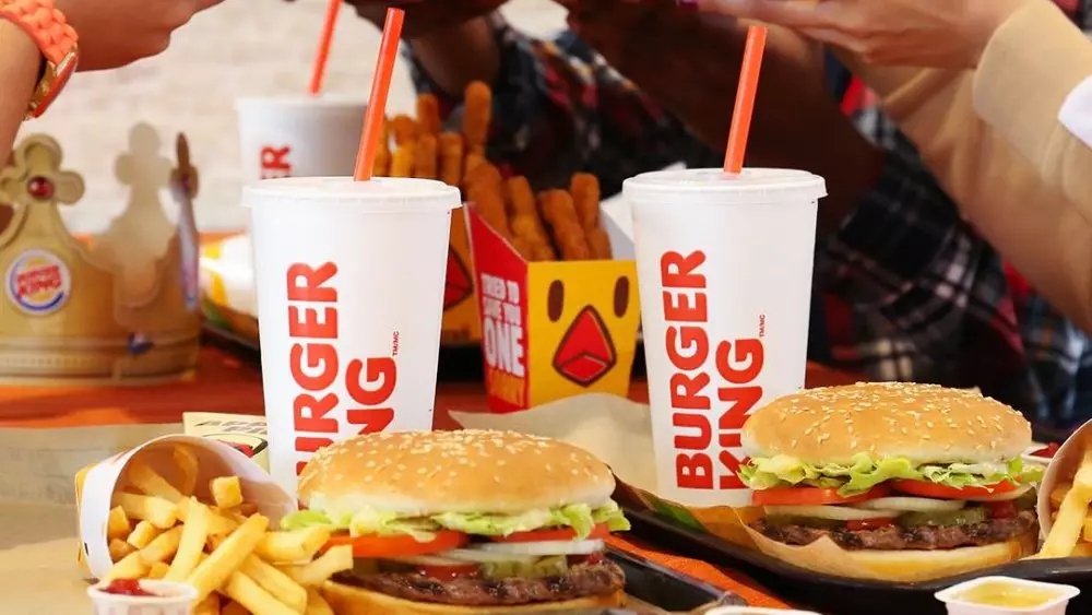 Minuman ringan Burger King karo burger, gorengan pitik, lan gorengan