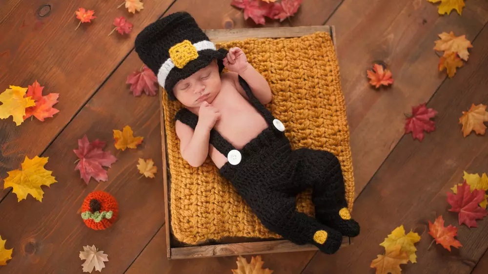 Бебе с костюми за Деня на благодарността дрямка