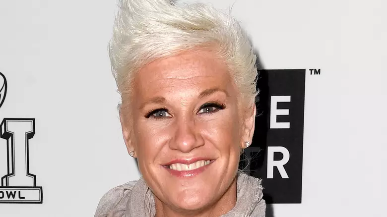 Anne Burrell med diamantøreringer