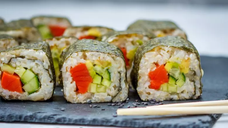 sushi de arroz integral