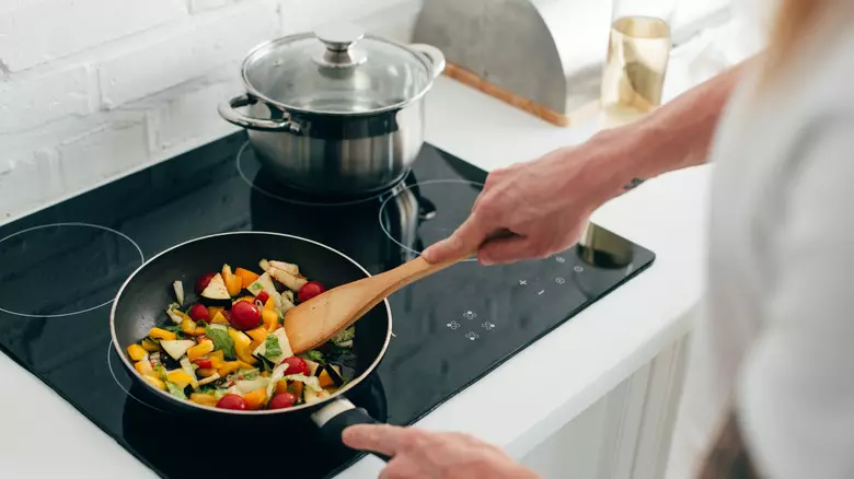 cuinant en una paella de tefló