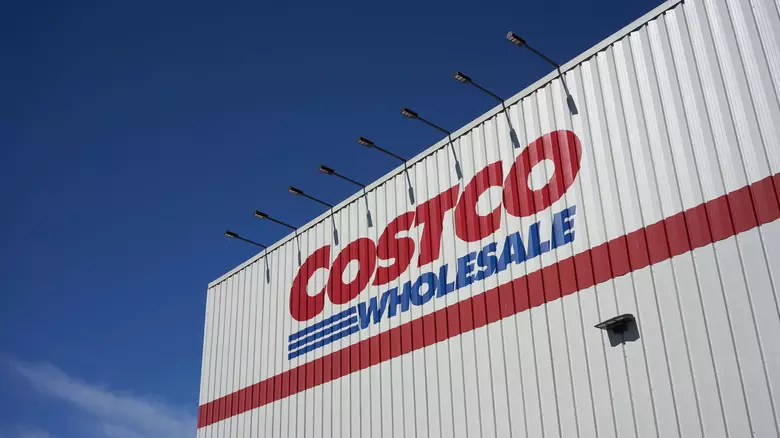 Bên ngoài địa điểm Costco