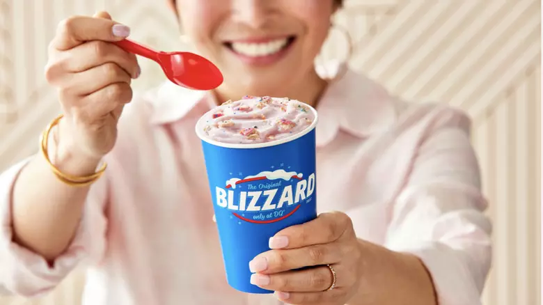 Orang yang memegang Frosted Animal Cookie Blizzard