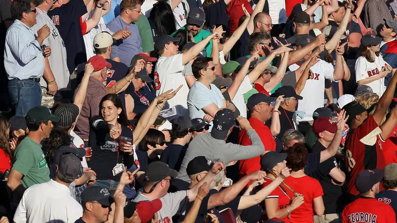 Ang mga fans sa Red Sox nagkanta sa Sweet Caroline