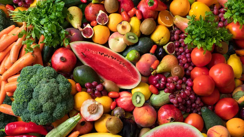 रंगीन फलों और सब्जियों का बड़ा मिश्रण