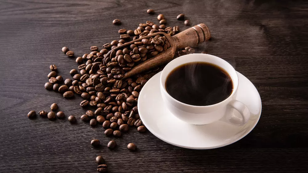 कॉफी बीन्ससह कॉफीची सामान्य प्रतिमा
