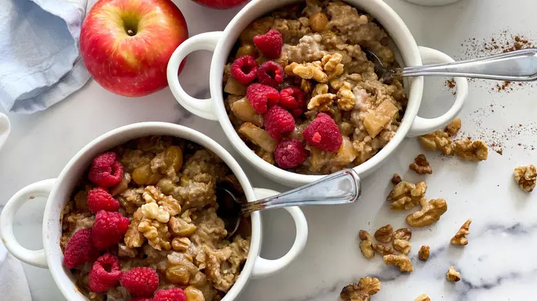 havregrynsgröt med färsk frukt och pålägg