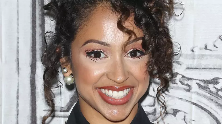 Liza Koshy pafupi